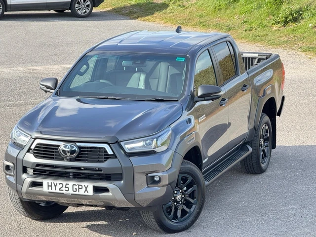 2025 TOYOTA HILUX 2.8 D-4D-h Invincible X Auto 4WD PICK UP Diesel ...