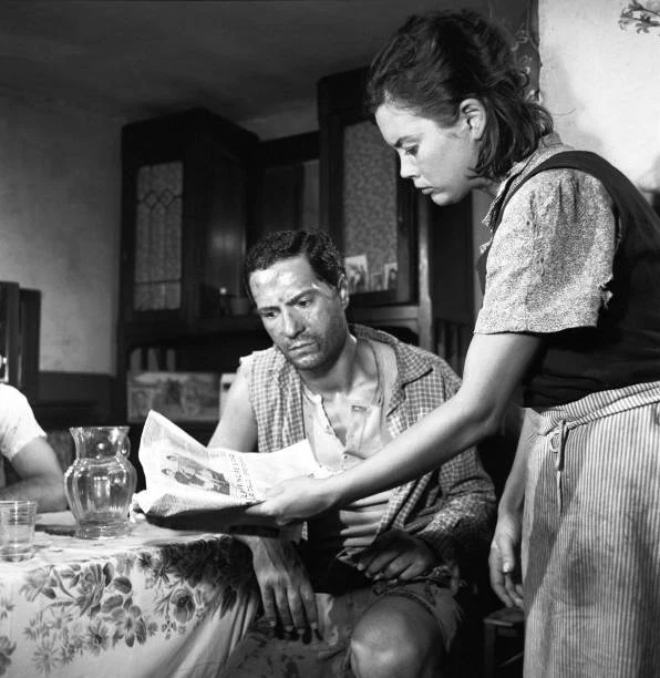 Nino Manfredi And Italian Actress Valeria Moriconi Reading The Art Old