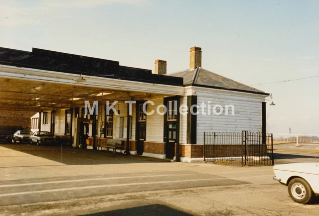 RAIL PHOTO TATTENHAM Corner Station Building 8/3/86 £2.75 - PicClick UK