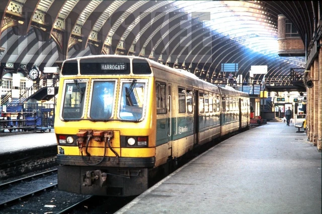 35MM SLIDE BR British Railways DMU Class 141 141018 York 1986 Orig £4. ...
