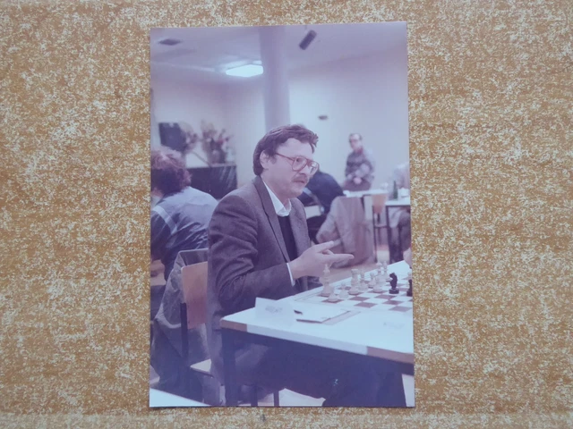 PHOTO GM HANS-JOACHIM Hecht in der Bundesliga nach der Partie am Brett ...