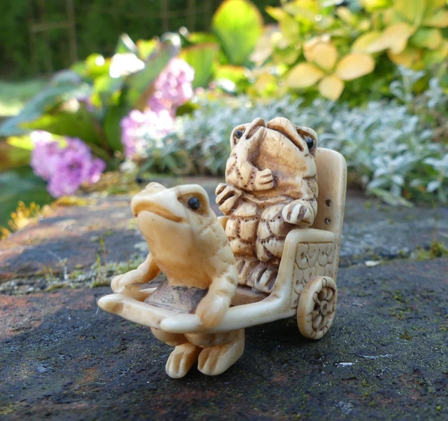 NETSUKE MATIÈRE NATURELLE "LA FAMILLE GRENOUILLE EN POUSSE-POUSSE" L ...