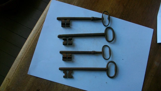 LOT DE 4 clefs pleines anciennes porte armoire dans l'état lot n° 6 EUR ...