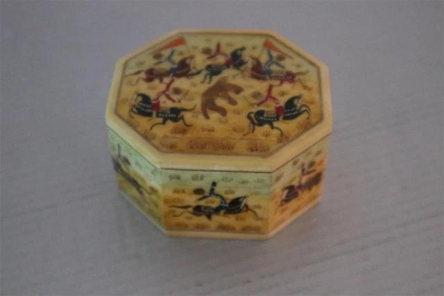 ANCIENNE BOITE PILULIER os decor peint chasseurs tigre IRAK INDE PERSE ...