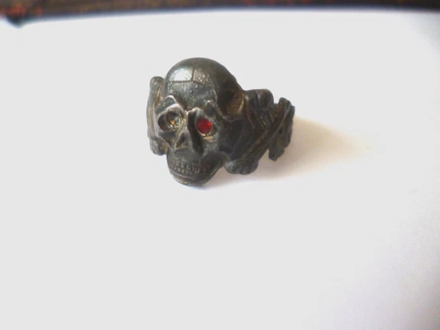 ALTER TOTENKOPFRING,BODENFUND,MIT EINEM rubinroten Stein in einem Auge ...