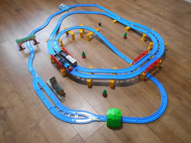 TOMY TRACKMASTER THOMAS The Tank Engine train set double track raised ...