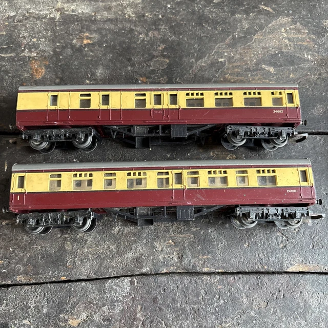 TRIANG TRI-ANG R28 and R29 Brake Coaches x 2 - 24010 + 34002 - OO Gauge ...