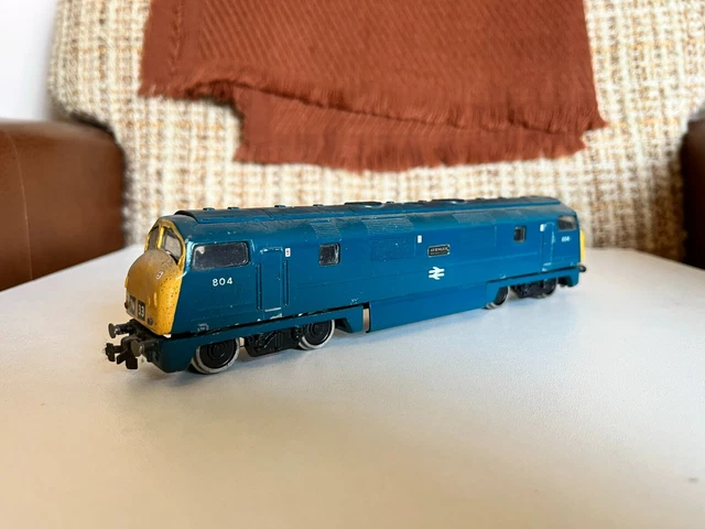 TRIX OO GAUGE Class 42 Warship diesel hydraulic loco D804 Avenger BR ... TRIX OO GAUGE Class 42 Warship diesel hydraulic loco D804 Avenger BR ...