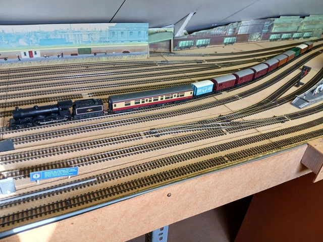 TRIANG R150 4-6-0 B12 Loco Freight Train Triang Wagons & Brake Van ...