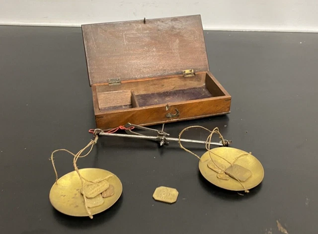 ANTIQUE AVERY APOTHECARY or Coin Balance Scales with Drachm Weights ...