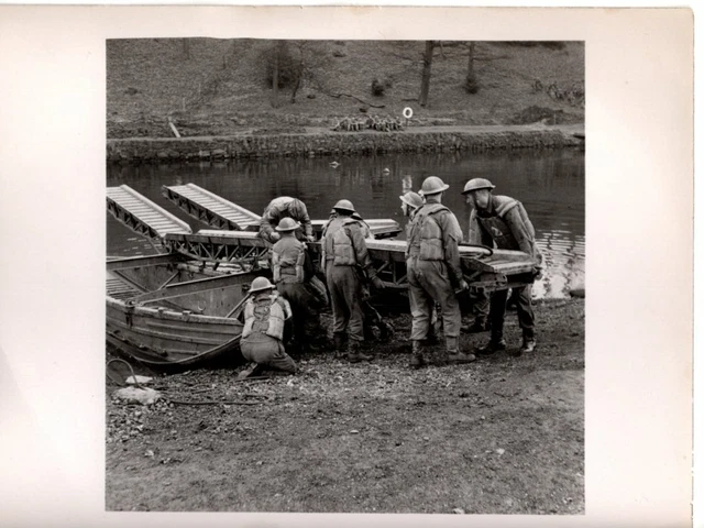 ORIGINAL PRESS PHOTO WW2 Royal engineers training Battalion FPE raft 27 ...