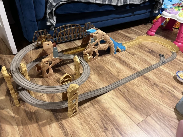 THOMAS & FRIENDS Trackmaster Motorized Railway Thomas at Action Canyon ...