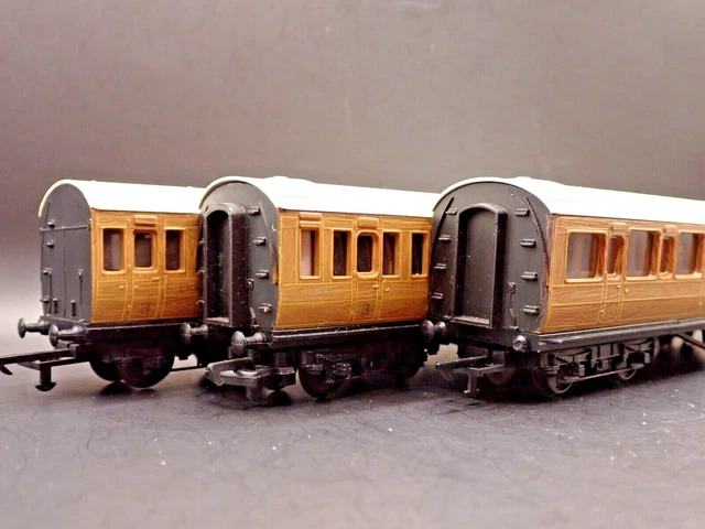 GRAFAR RAKE OF 3 OO Gauge LNER Teak Carriages, 10602, 10622, 10632 ...