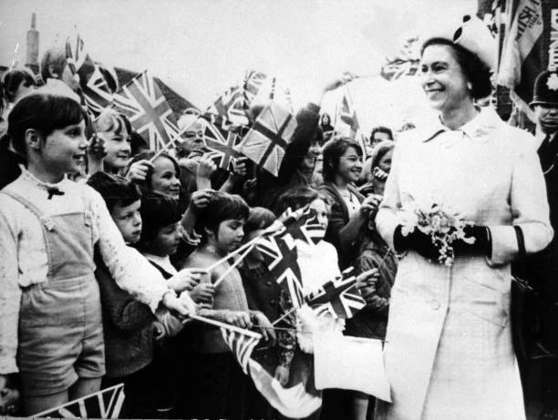 QUEEN ELIZABETH II visiting Maldon Essex 1971 Old Historic Photo EUR 6 ...