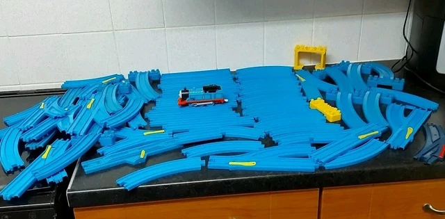 TOMY TRACKMASTER THOMAS The Tank Engine Train Blue Track Bundle 60 ...