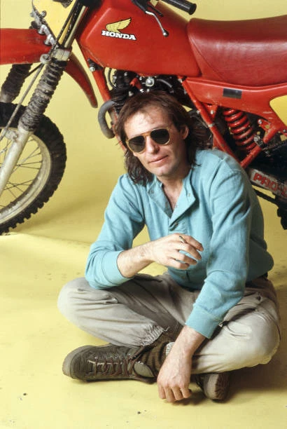 ITALIAN ROCK SINGER Vasco Rossi on a photographic set seated o- 1983 ...