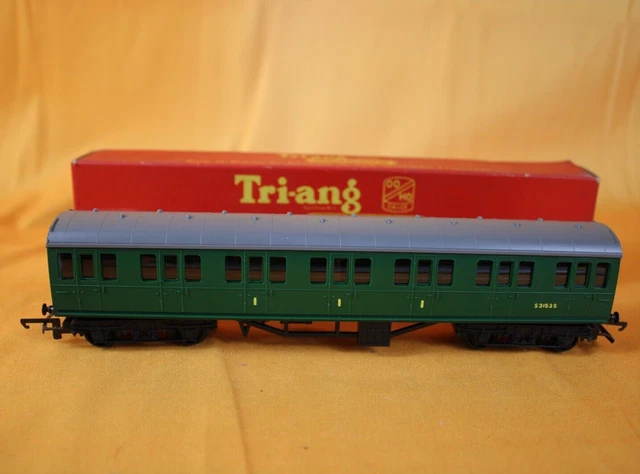 TRIANG R.223 OO Gauge/1:76 Suburban Composite Coach Green (No Seats ...