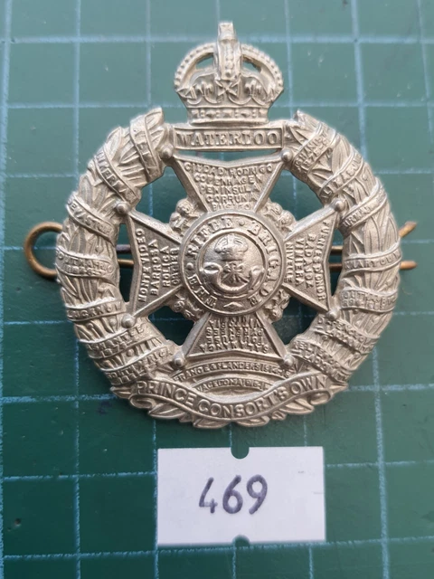 ORIGINAL CAP BADGE: 469) The Rifle Brigade Kings Crown White Metal £8. ...