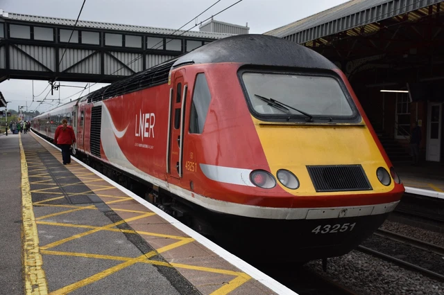 LONDON NORTH EASTERN Railway LNER 43251 B 6x4 Quality Rail Photo £2.70 ...