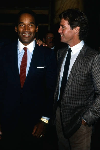 EX NFL FOOTBALL players OJ Simpson Bob Chandler poseat an event in- Old ...
