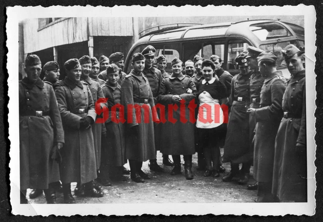 C4/4 WW2 ORIGINAL German Soldiers Wearing Field Tunic Group Photo £4.87 ...