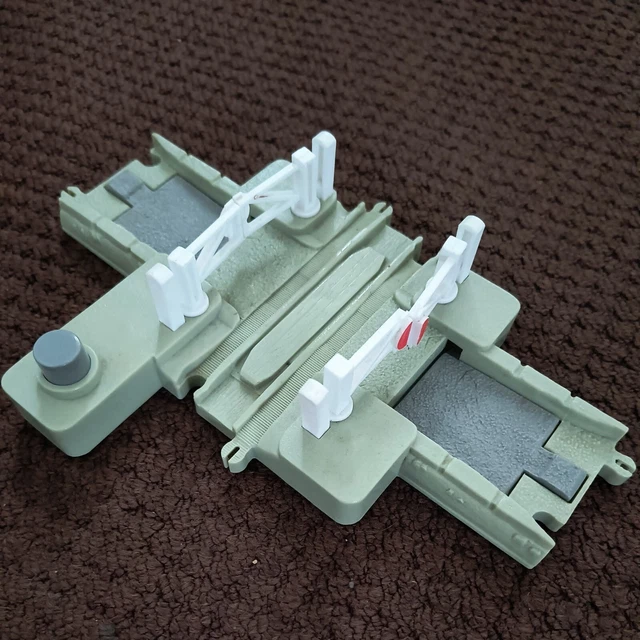 THOMAS TANK ENGINE working level crossing HiT Toy Company £10.00 ...