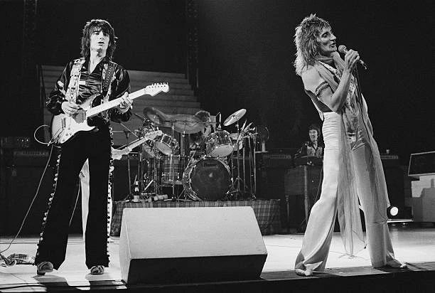 GUITARIST RONNIE WOOD And Singer Rod Stewart On Stage 1974 Old Music ...