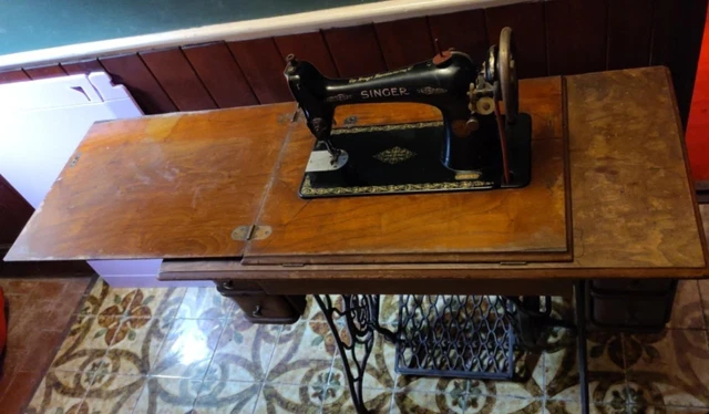 ANTIQUE SINGER SEWING machine! With table! Treadle! Foot operated! 1930 ...