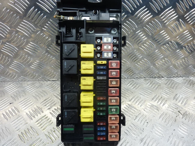 LAND ROVER DISCOVERY TD5 2002 Engine Bay Fuse Box YQE103800 £33.99 ...