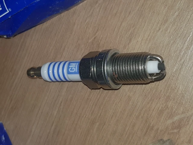 BNIB GENUINE GM 09 GM09 9195109 Vectra 1.8 Corsa Spark Plug Double ...