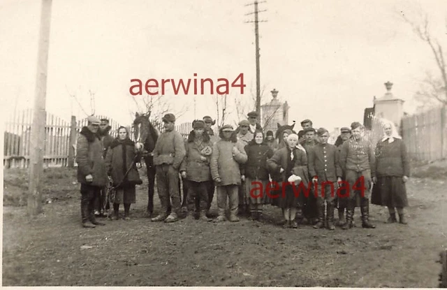 RUSSEN BEI DER Pferdemusterung 1942 Wolozyn Belarus Ostfront EUR 10,50 ...