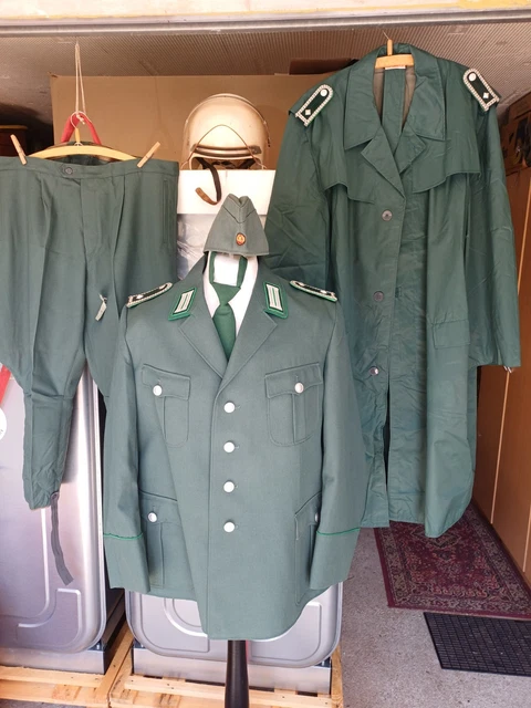DDR VOLKSPOLIZEI VOPO Uniform mit Stiefelhose und Einsatzhelm XXXL ...