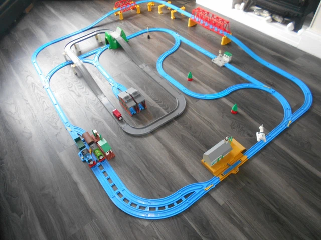 TOMY TRACKMASTER THOMAS the tank engine train set with trains £45.00 ...
