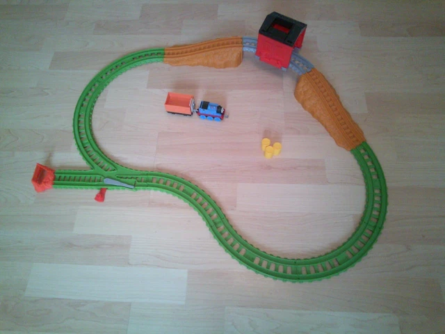 THOMAS THE TANK Engine Loading Loop Train Set £9.99 - PicClick UK