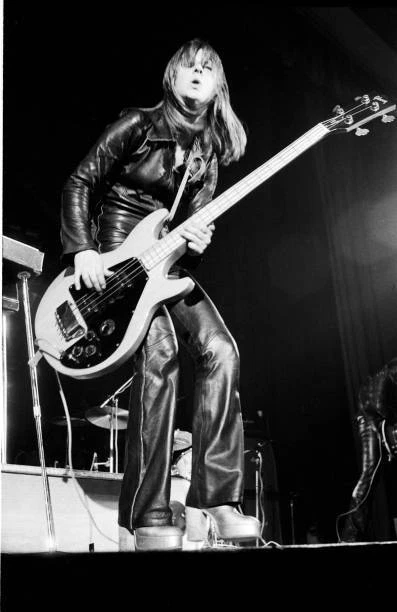SUZI QUATRO PERFORMS On Stage London 1975 MUSIC OLD PHOTO 1 EUR 6,62 ...