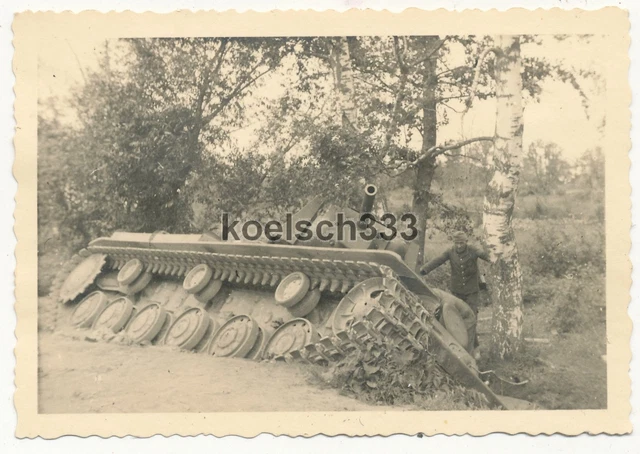 FOTO RUSSISCHER KW-I Panzer im Graben an einer Rollbahn im Osten ...