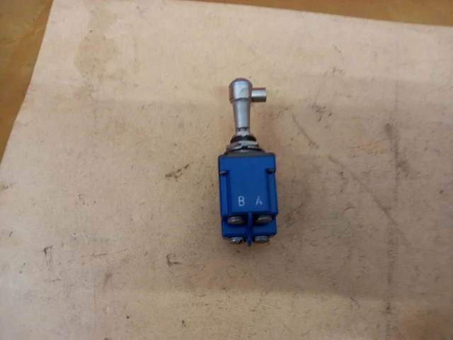 AIRCRAFT PARTS VARIOUS COCKPIT INSTRUMENT PANEL TOGGLE SWITCH 5CW9940 £ ...