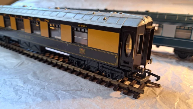 OO GAUGE RAILWAY. PULLMAN "LUCILLE" and GOLDEN ARROW 1ST CLASS CARRIAGE ...