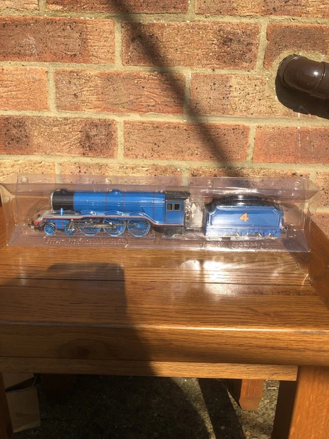 HORNBY R383 - Thomas The Tank Engine & Friends - Gordon The Big Blue ...