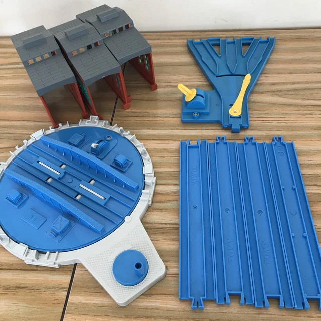 TOMY TRACKMASTER BLUE track Thomas The Tank Engine Turntable and Engine ...
