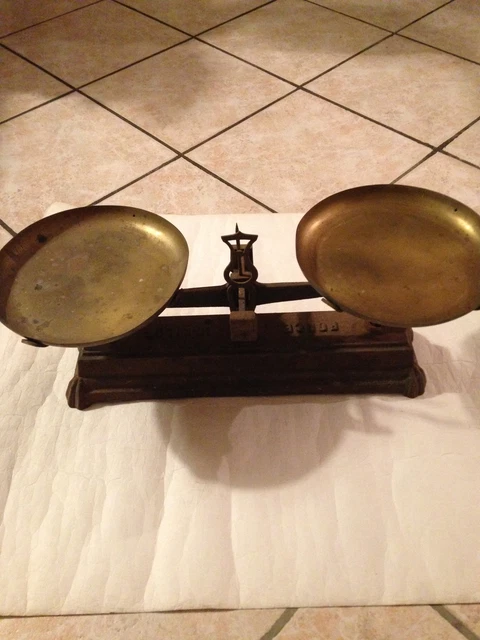 ANCIENNE BALANCE VINTAGE EN FONTE AVEC PLATEAUX ROND CUIVRE ( très bon ...