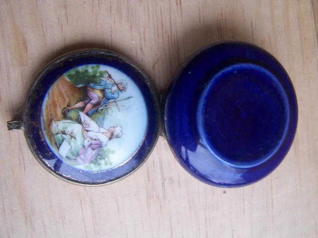 PETITE BOITE PILULIER bijou porcelaine à décor peint personnages ...