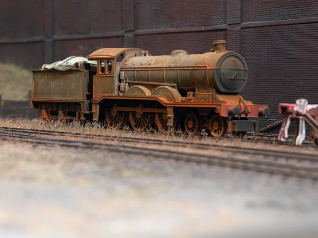 SCRAPYARD LOCOMOTIVE, HEAVILY rusted and weathered LNER B12 class. Ref ...