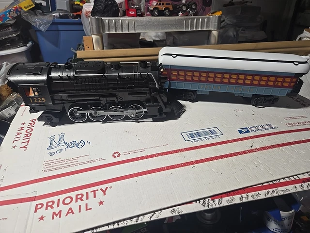 LIONEL DISNEY POLAR Express Train Engine Locomotive 1225 & Caboose ...
