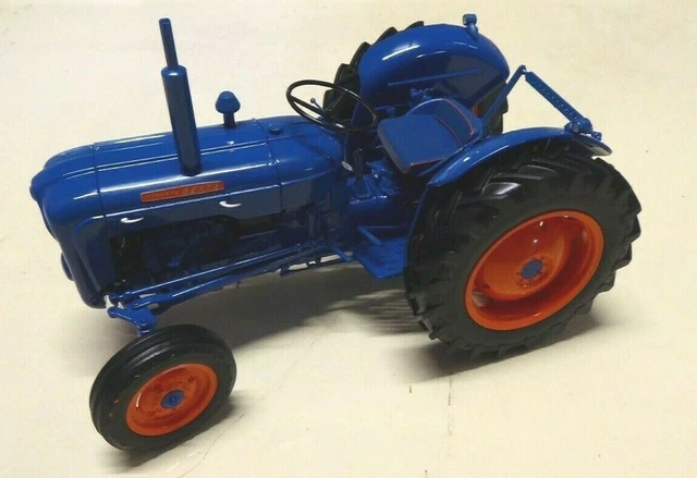 MODEL TRACTOR FORDSON DEXTA (1960-62) 1/16 by UNIVERSAL HOBBIES (EX ...