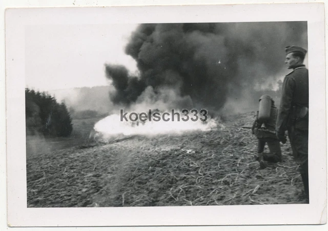 FOTO FESTUNGSPIONIER SCHIESST mit einem Flammenwerfer zur Bunker ...