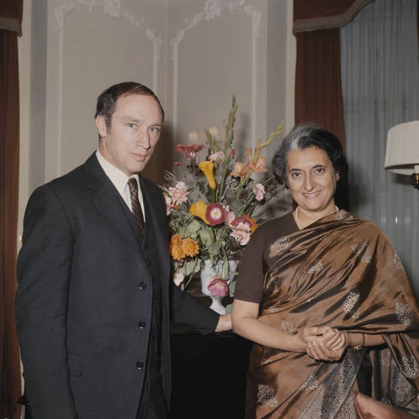 PIERRE TRUDEAU STANDING With Indira Gandhi 1969 $9.00 - PicClick AU