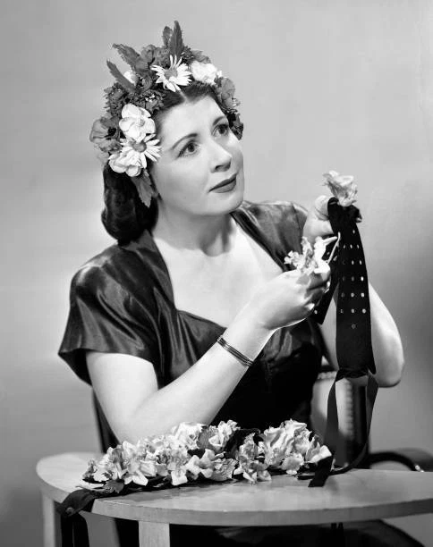 MILDRED LINN RADIO actress and fashion commentator poses wearing 1940s ... MILDRED LINN RADIO actress and fashion commentator poses wearing 1940s ...