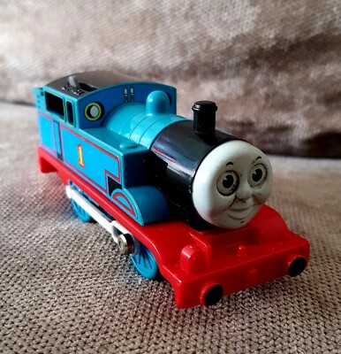 TOMY TRACKMASTER THOMAS the tank engine battery operated train thomas ...