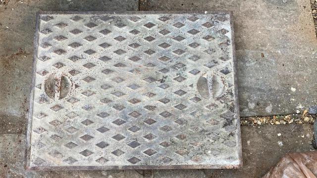 CAST IRON MANHOLE Drain Cover and Frame 515 mm X 665 mm £79.99 ...
